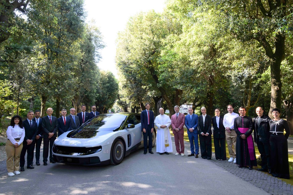 John Elkann presenta la Ferrari Luce a Papa Leone XIV - MotoriNoLimits ...