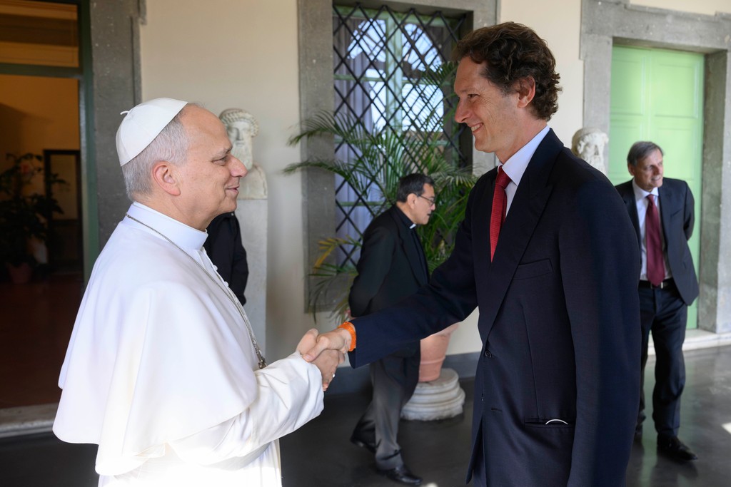 John Elkann presenta la Ferrari Luce a Papa Leone XIV - MotoriNoLimits ...